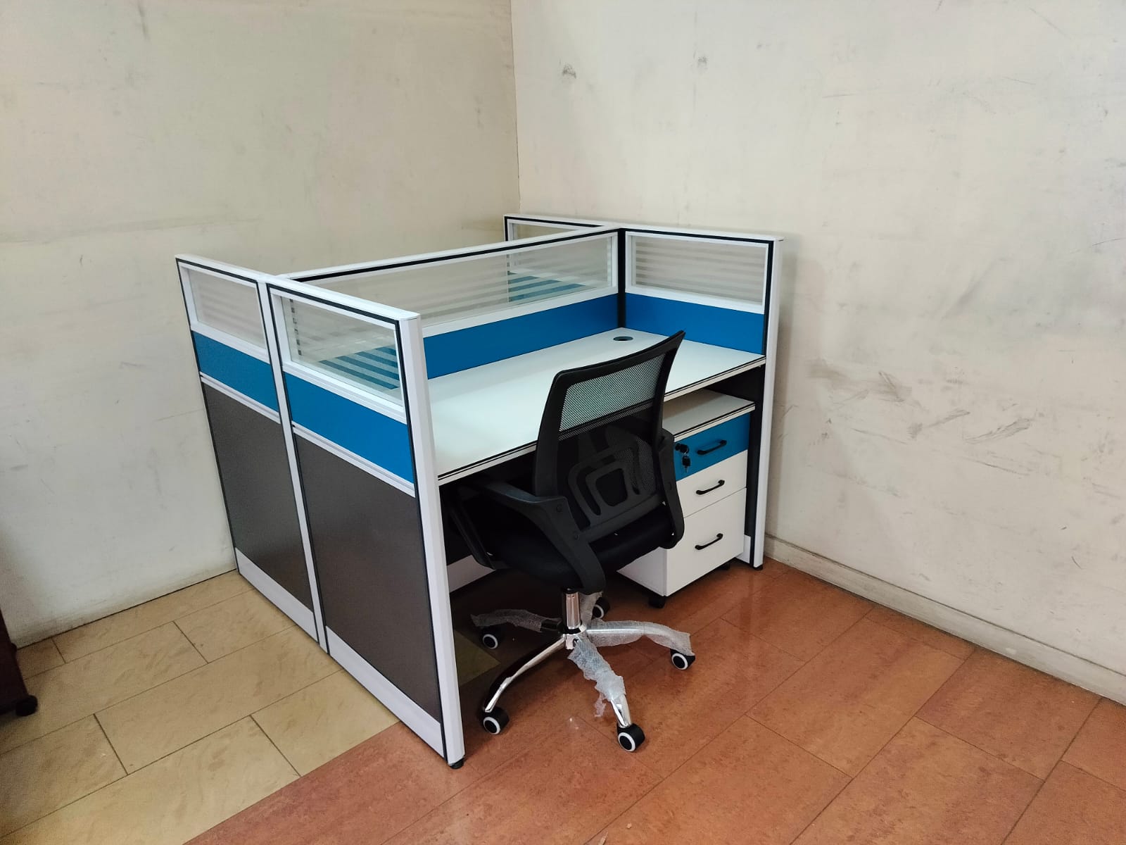 Two way modular office workstation - Furniture Mart